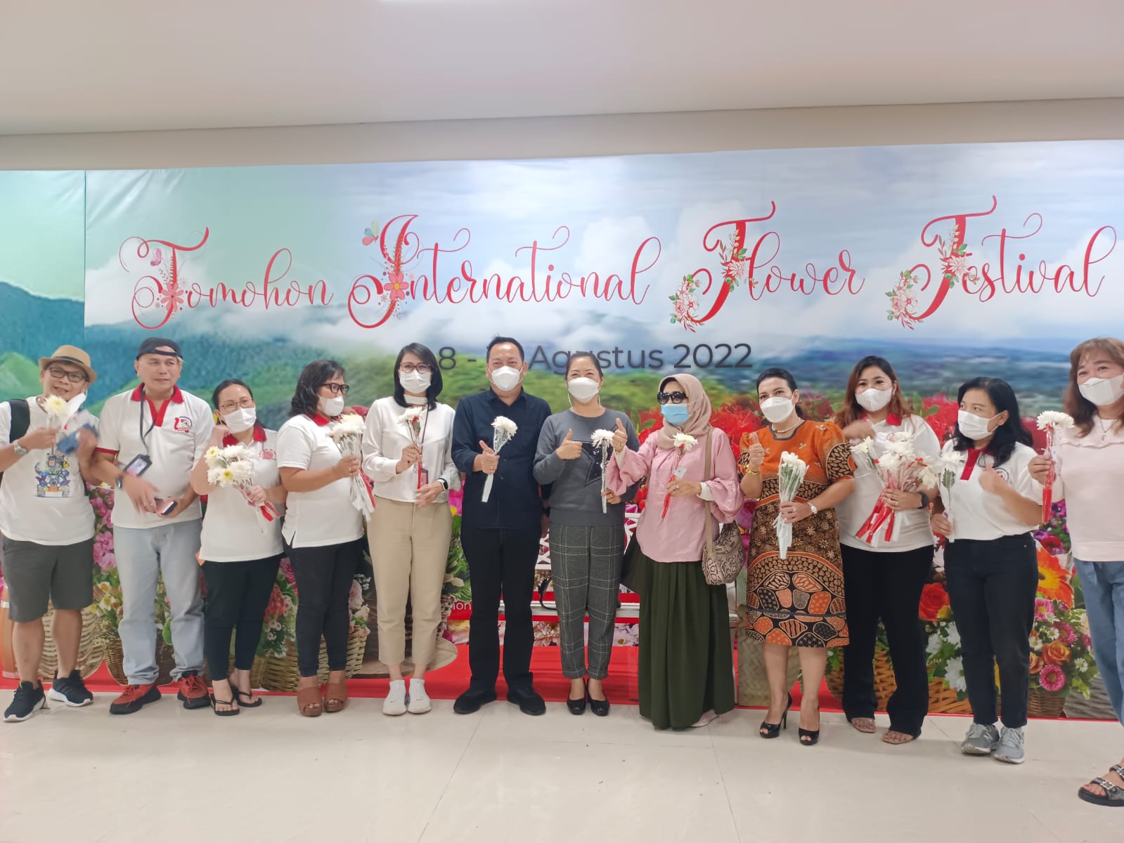 Bagi- Bagi Bunga Dalam Rangka TIFF 2022 Kepada Para Penumpang dan Crew ...